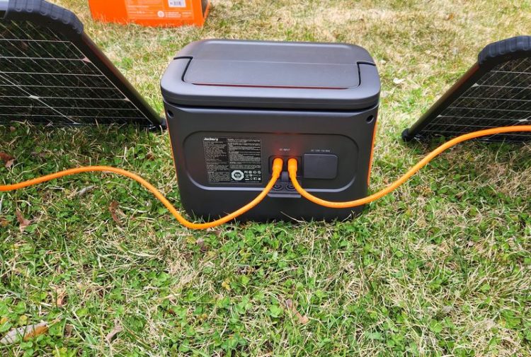 Jackery Explorer 1000 Pro solar cables input from two 80 W SolarSaga ...